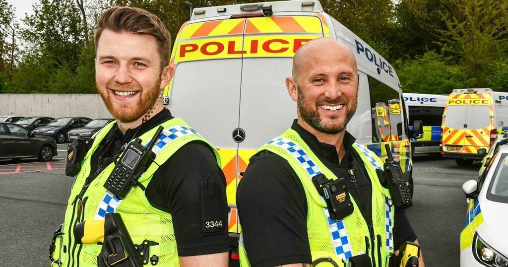 Brave Leeds police officers wrestle knifeman to the…