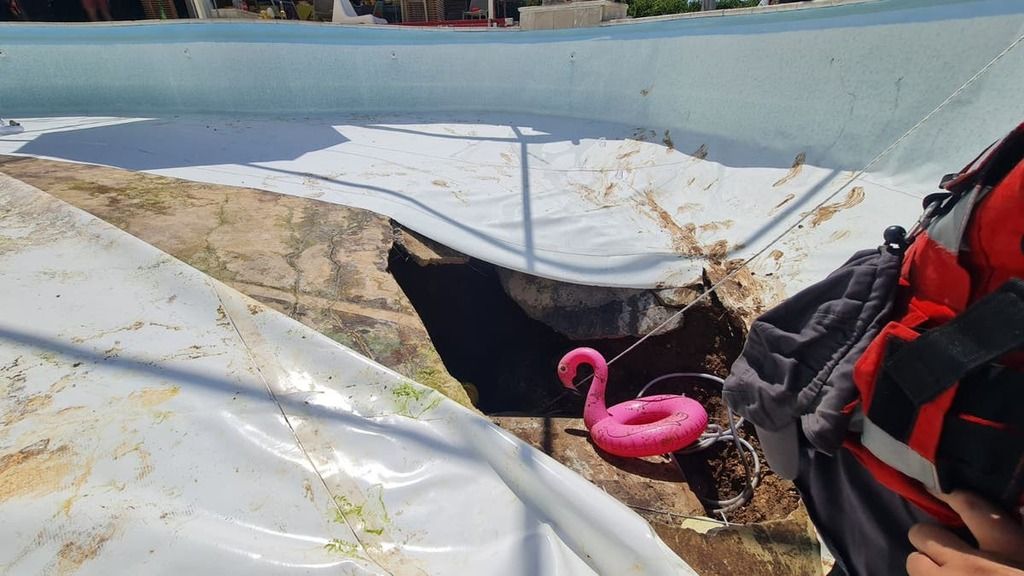 Man dies after sinkhole opens under swimming pool in…