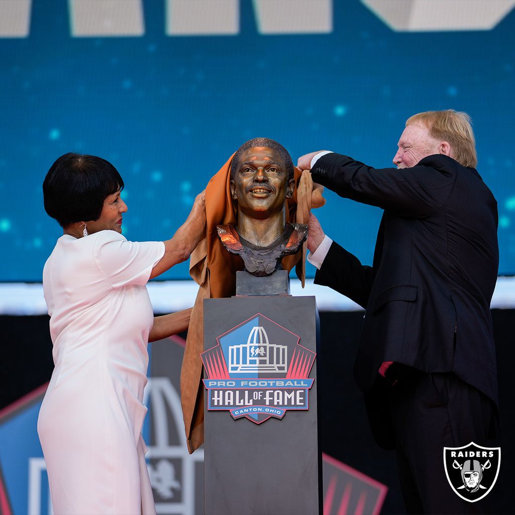 Watch: Raiders legendary WR Cliff Branch official…