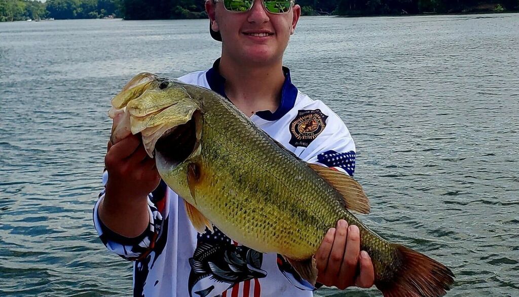 A 6-pound largemouth bass earns an incoming freshman a…