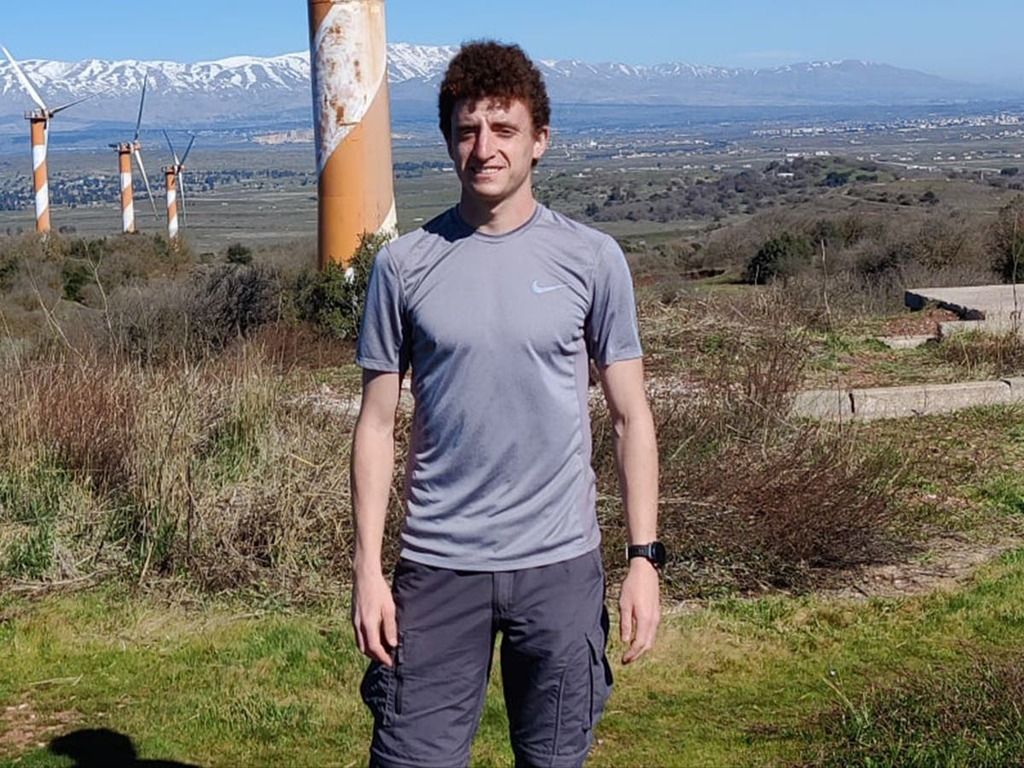 Gil Banks: British-born Israeli, 25, dies after fall…