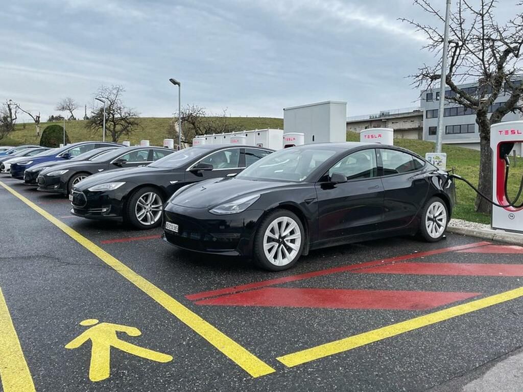 Indonesia Courts Tesla, Lucid Launches Model S Plaid…