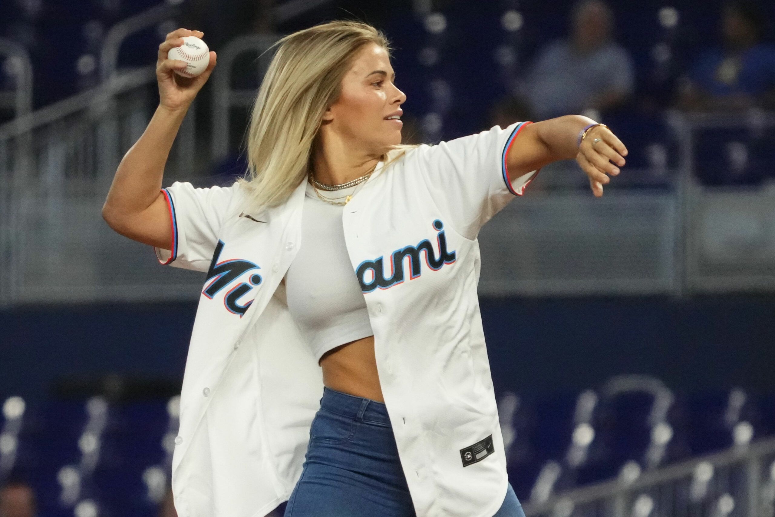 Photos: UFC, Bellator stars throw out first pitch at…