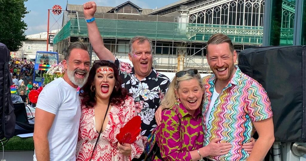 ITV Corrie on parade! Coronation Street stars show…