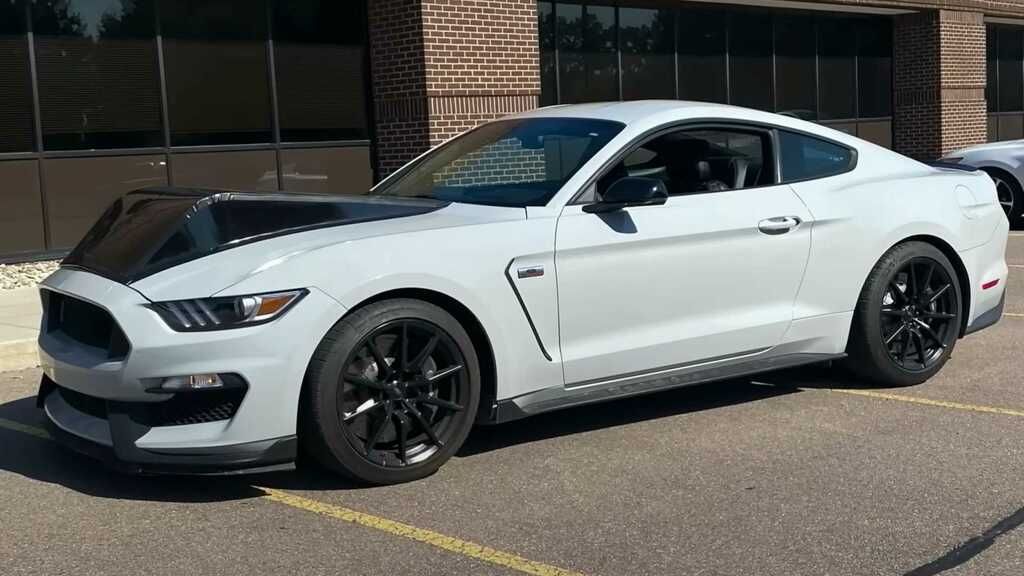 Weird Mustang Shelby GT350 With Ginormous Hood Bulge…