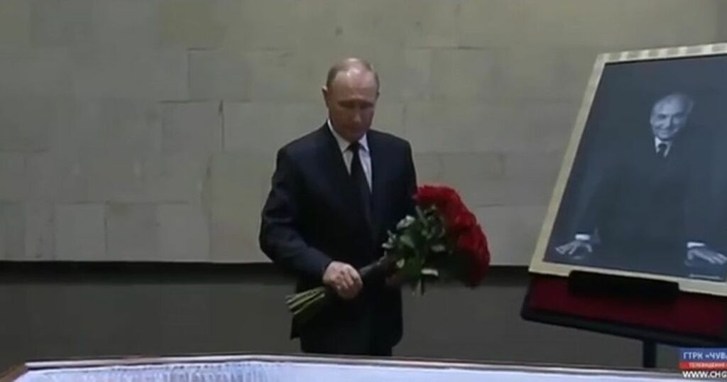 Vladimir Putin Visits Gorbachevs Open Casket As He…