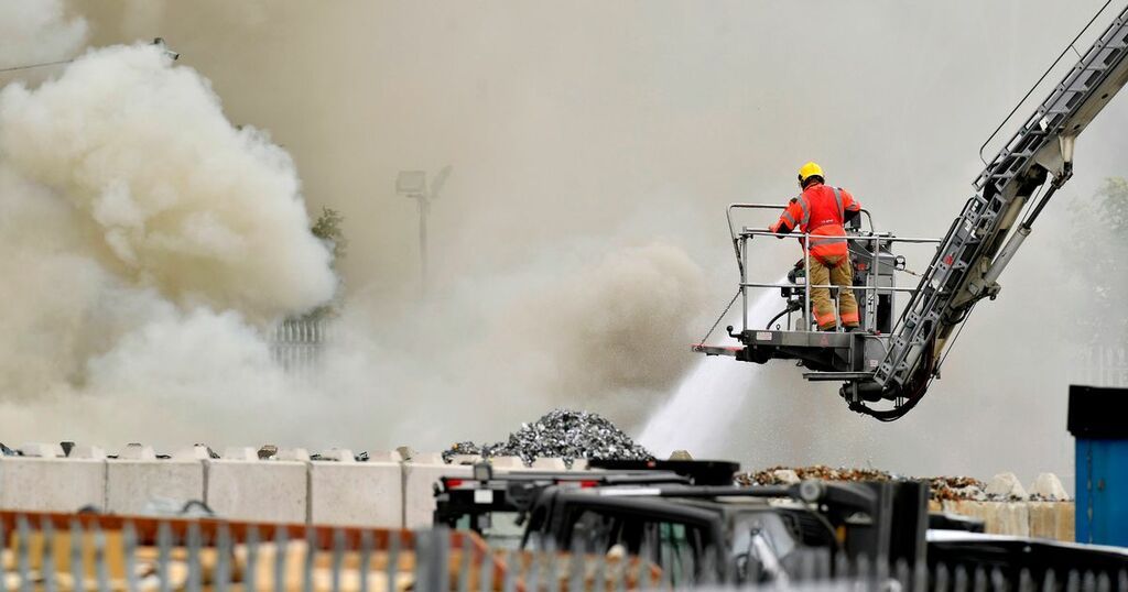 Dramatic pictures show firefighters tackling huge…