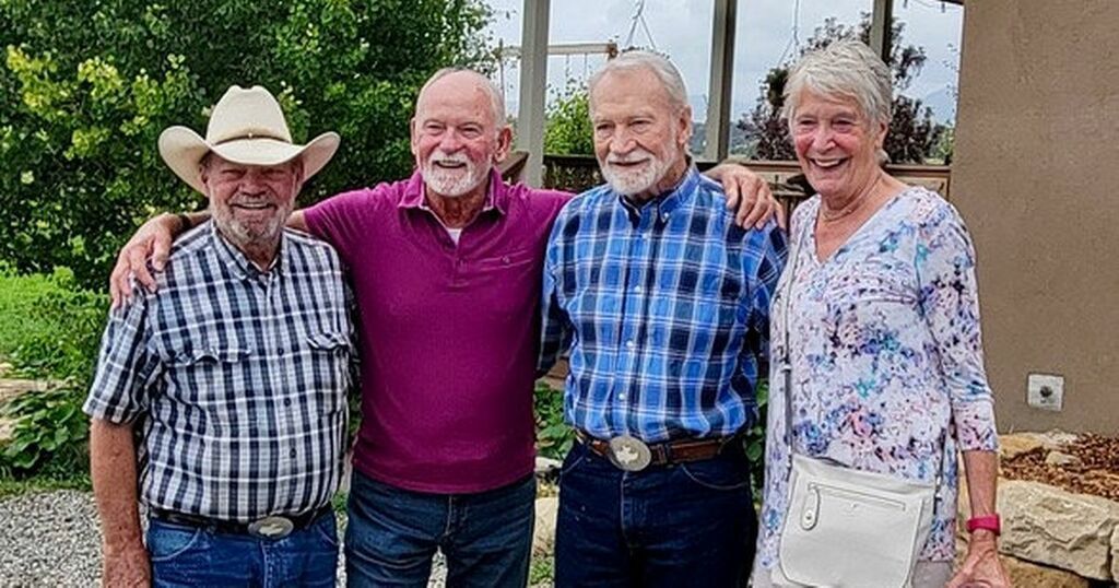 Man reunited with long-lost brothers 77 years after…