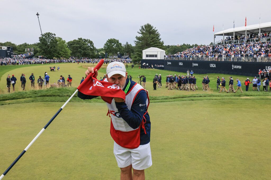 Photos: Caddies and their flags from the 18th hole…