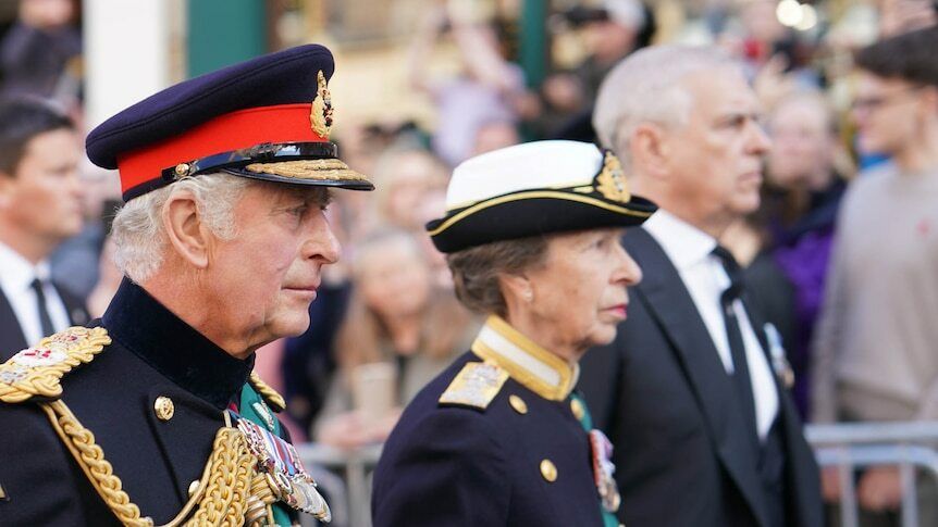 Queen Elizabeth makes her final journey through…