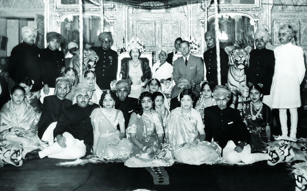 Freezing a rare moment: When Queen Elizabeth II sat…