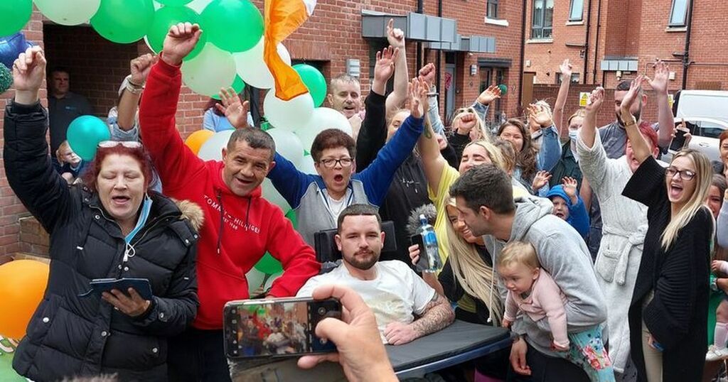 Boxer given hero's welcome as he returns home after 10…