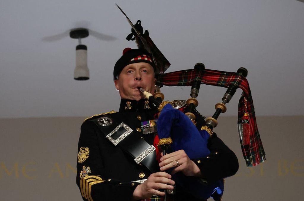 Queen’s Piper closes funeral with traditional bagpipe…