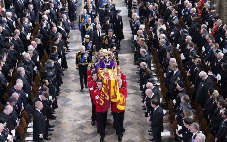 Royal family gathers for the burial of Queen Elizabeth…