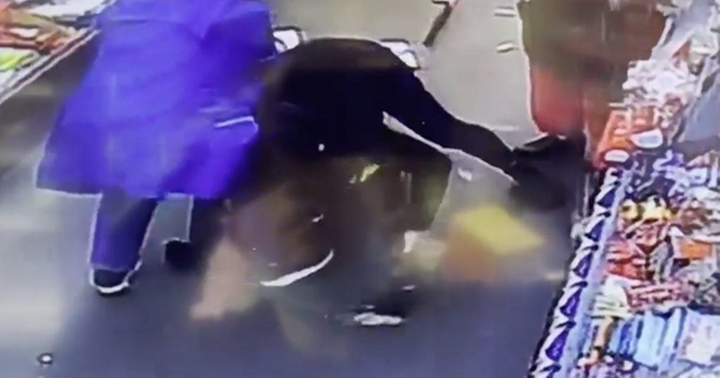 Watch as Glasgow granny pins down masked hammer robber…