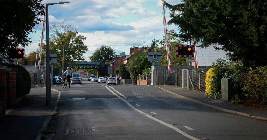 Man dies after being hit by train at Long Eaton…