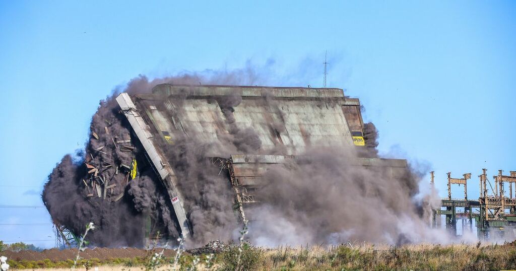 Watch as demolition floors 60,000-tonne structure in…