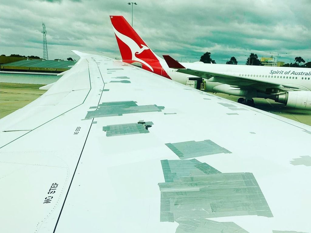 Experts explain viral photo of Australian plane with…