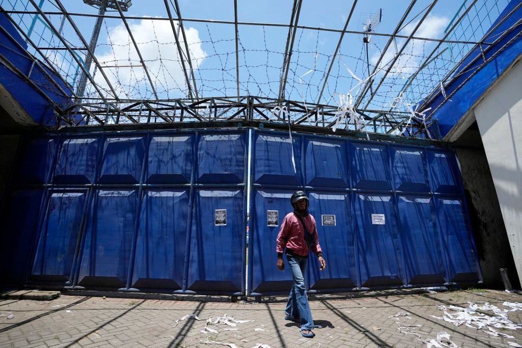 Indonesia police: Stadium exit gates too small for…