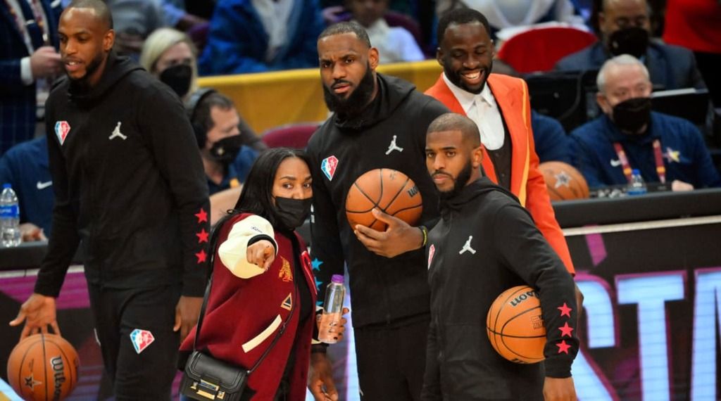 LeBron Says He’d Dunk on His Mother If She Played for…