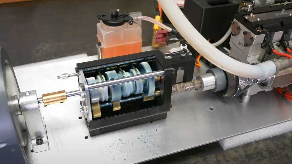 Tiny Four-Cylinder RC Engine Gets Working Three-Speed…