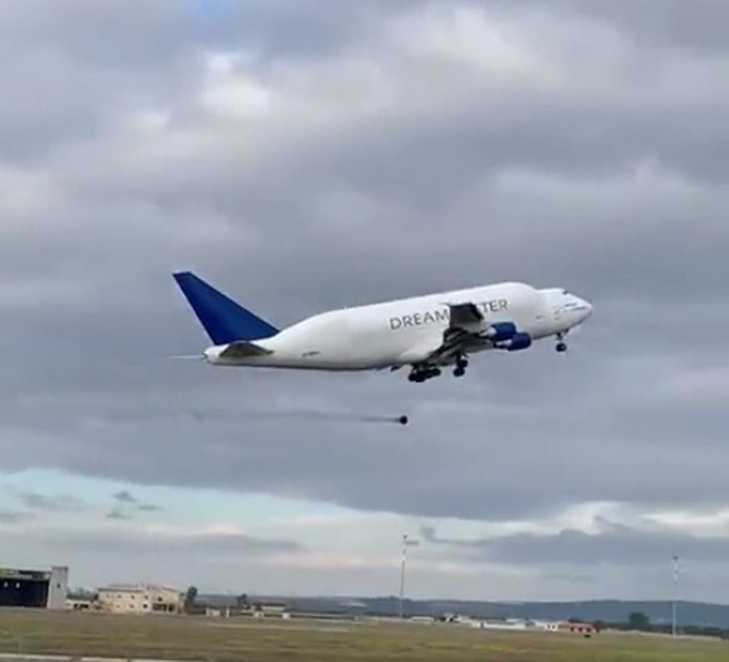 Moment a 100kg wheel falls off massive Boeing…