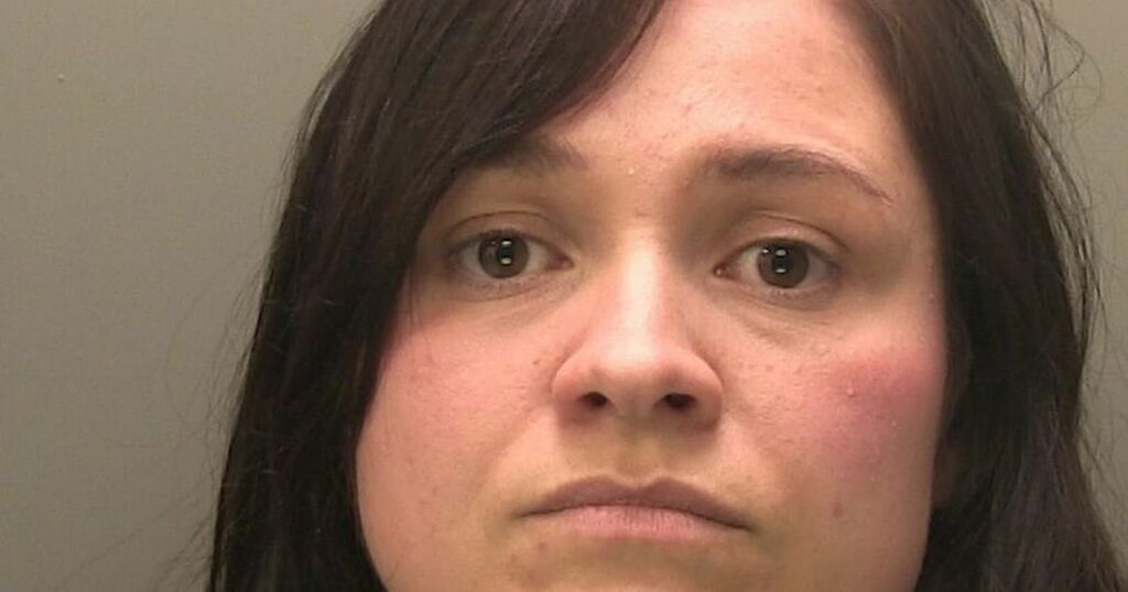 Prison officer jailed for sending sexual pictures of…