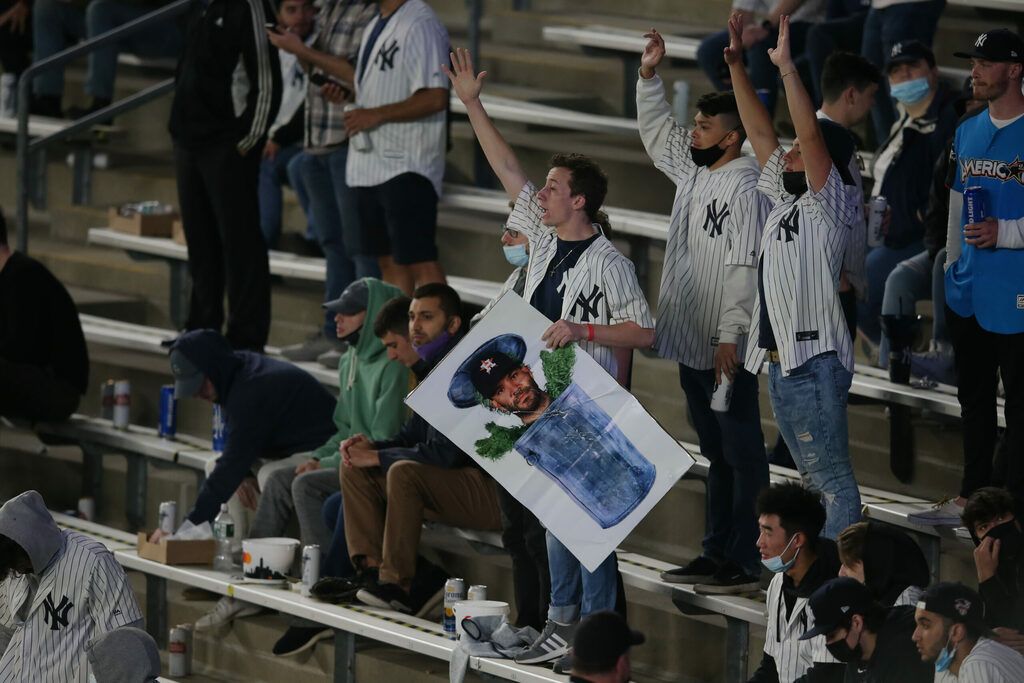33 photos of the savage signs MLB fans have brought to…
