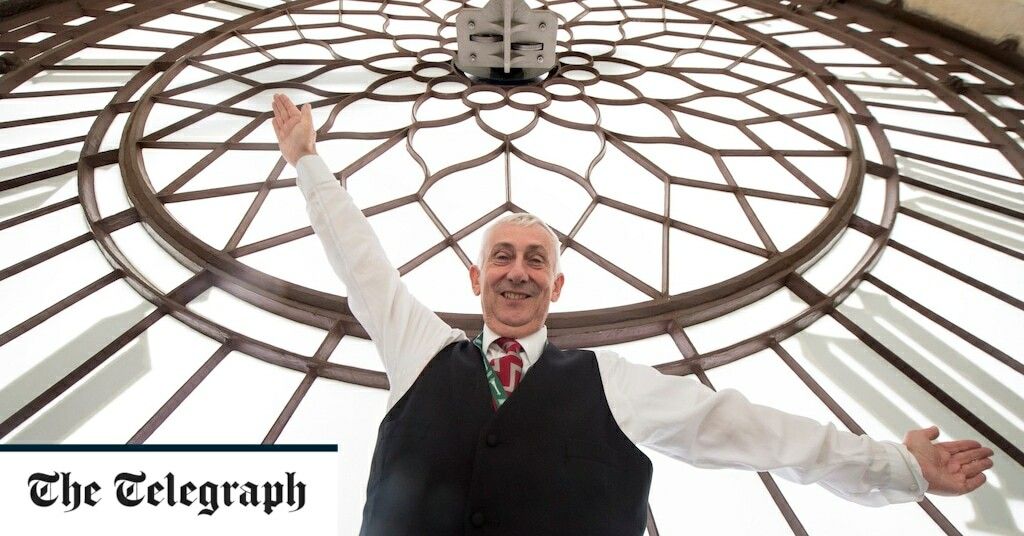 Don't forget to turn your clocks back, Lindsay Hoyle…