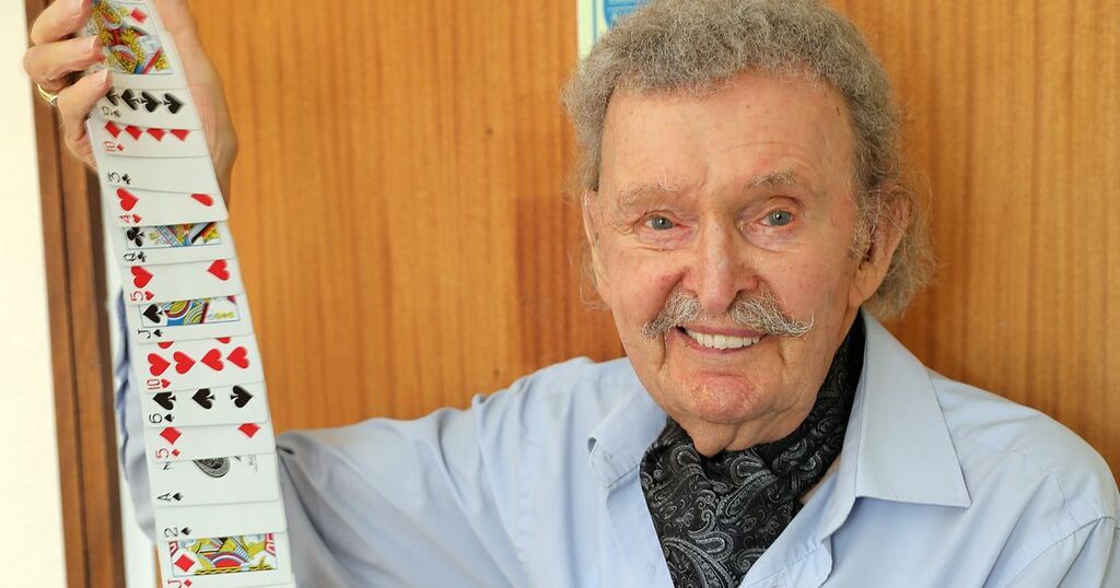 World's oldest magician known for 'creating poodles…