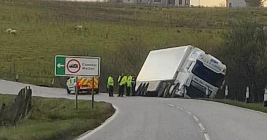 Lorry stranded after toppling into verge at sharp…