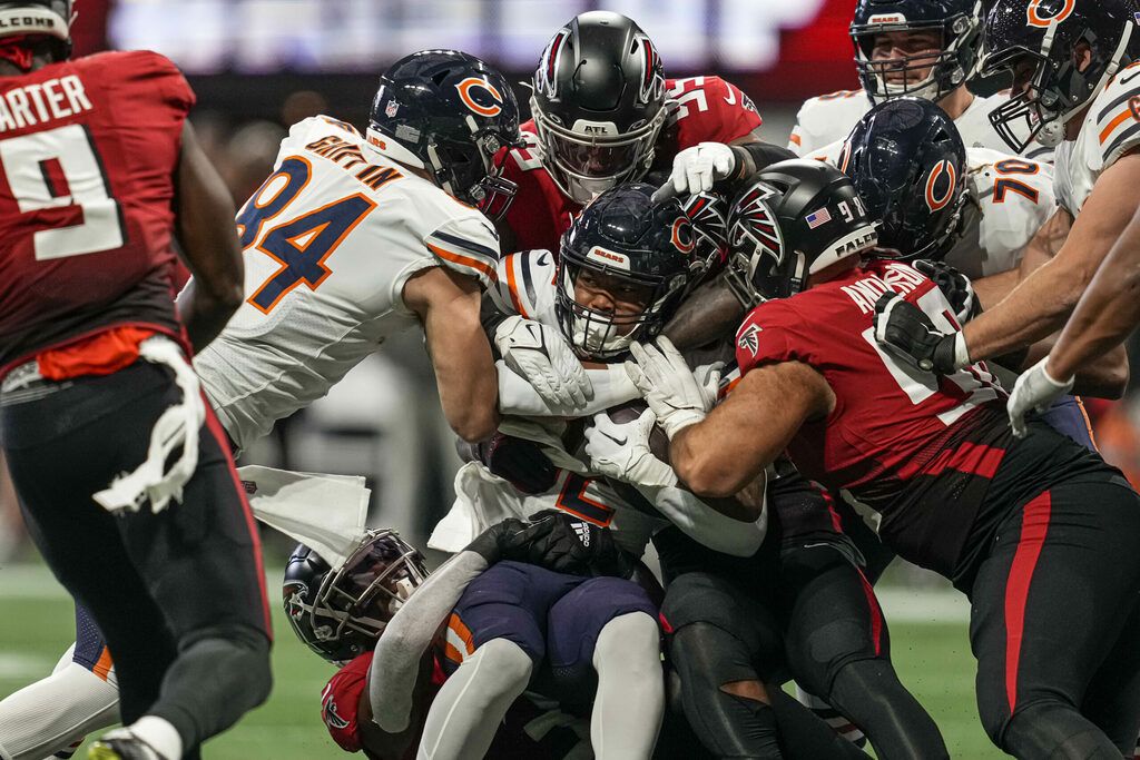 Falcons DL Ta’Quon Graham carted off the field due to…