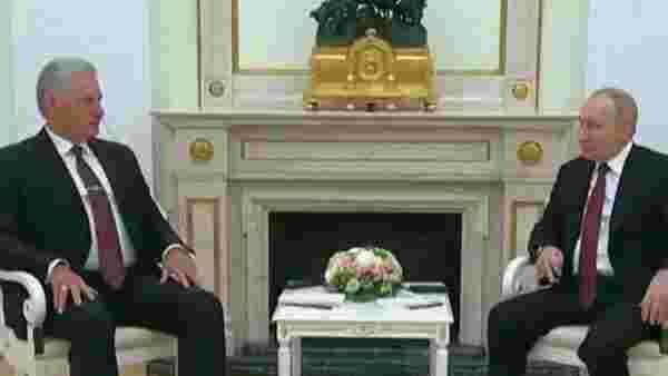 Vladimir Putin's hands turn purple during a meeting…