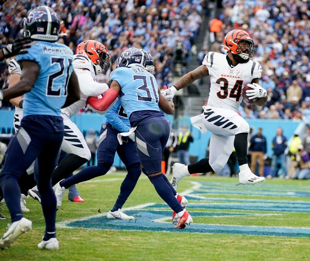 Samaje Perine stiff arm, Cam Taylor-Britt forced…