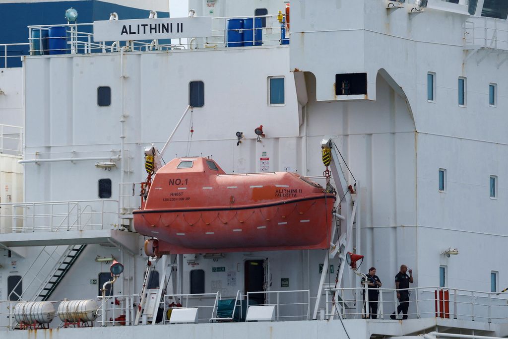 Spanish coastguard rescues three African migrants…