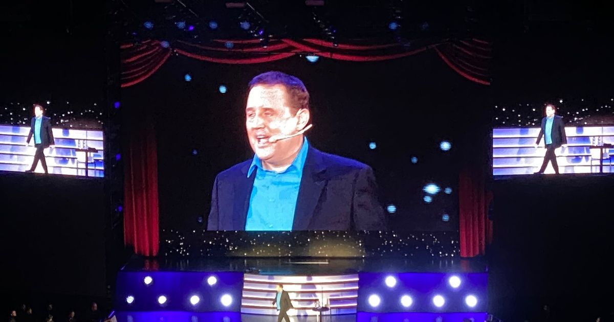 Peter Kay in tears as crowds roar his Manchester Arena…