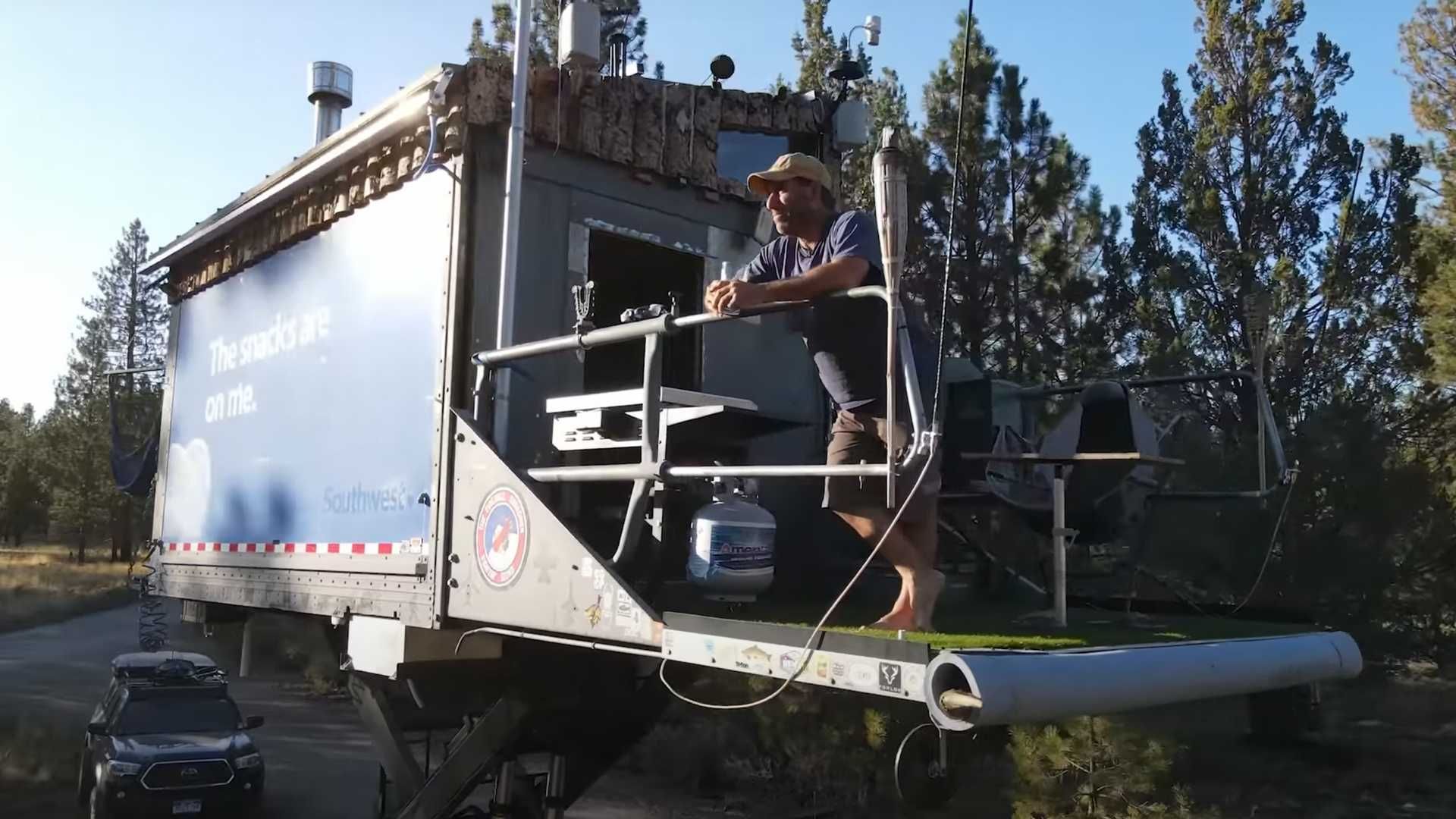 Airline Box Truck With Scissor Lift Is Now A Custom…