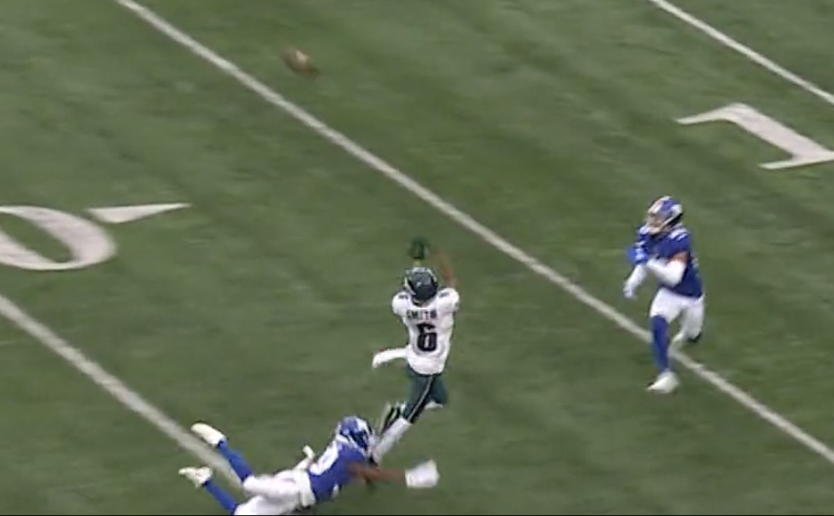 Jalen Hurts and DeVonta Smith made this long TD look…