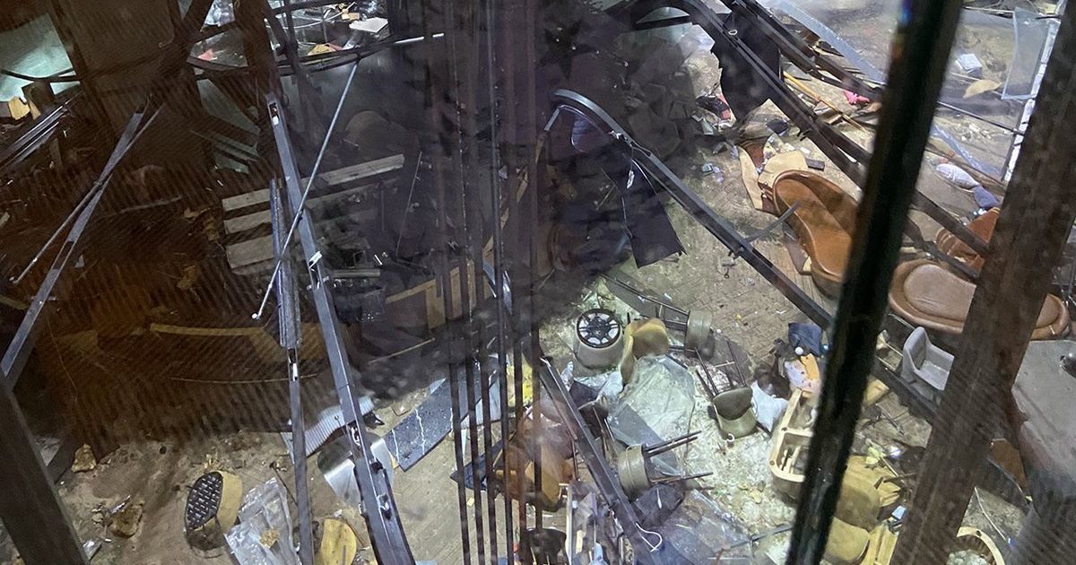 Huge Berlin aquarium explodes spilling 1,500 fish onto…