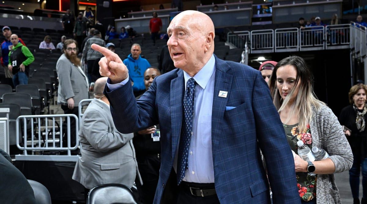 Dick Vitale Receives Standing Ovation During…