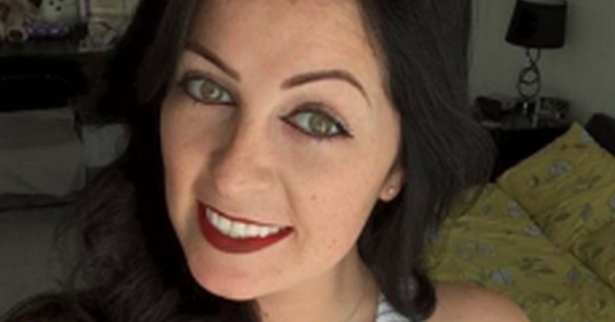 Teacher who quit job over racy online pics 'barred…