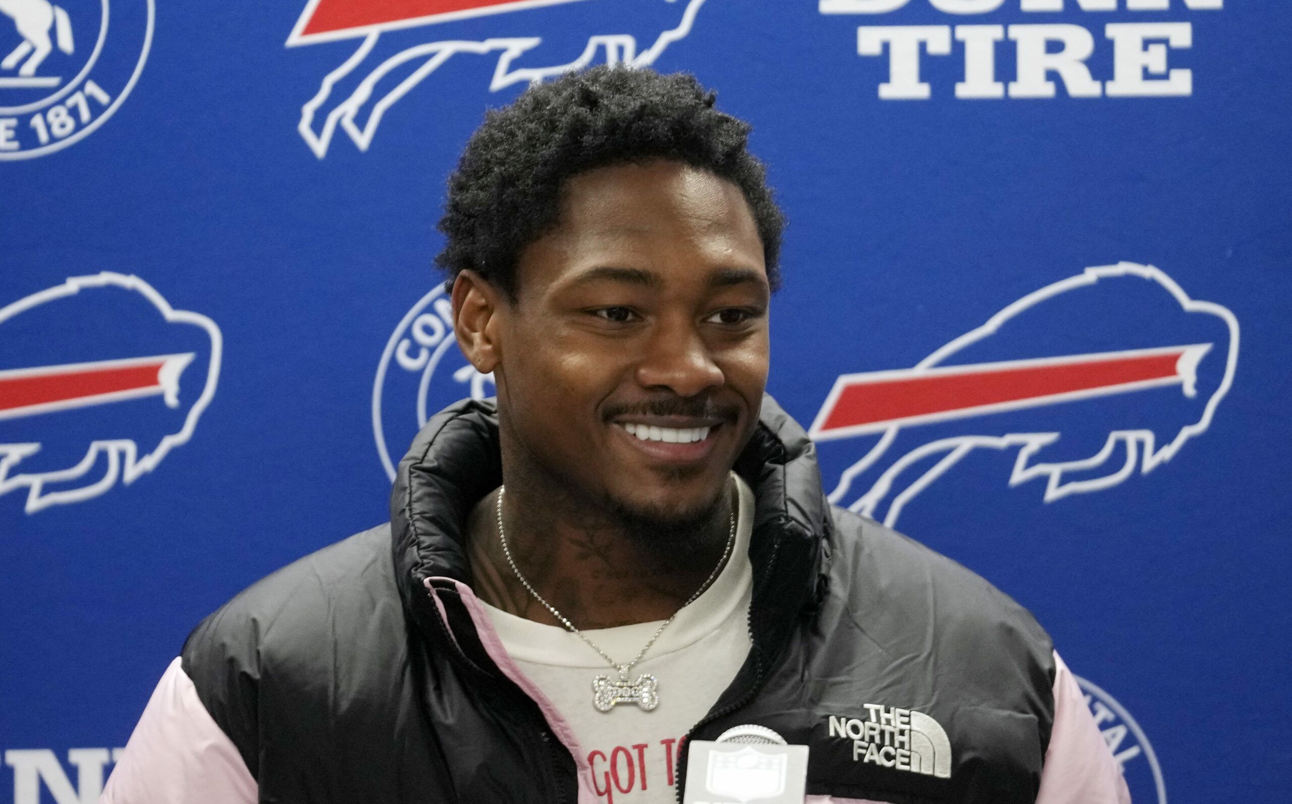Bills’ Stefon Diggs surprised a young fan whose father…