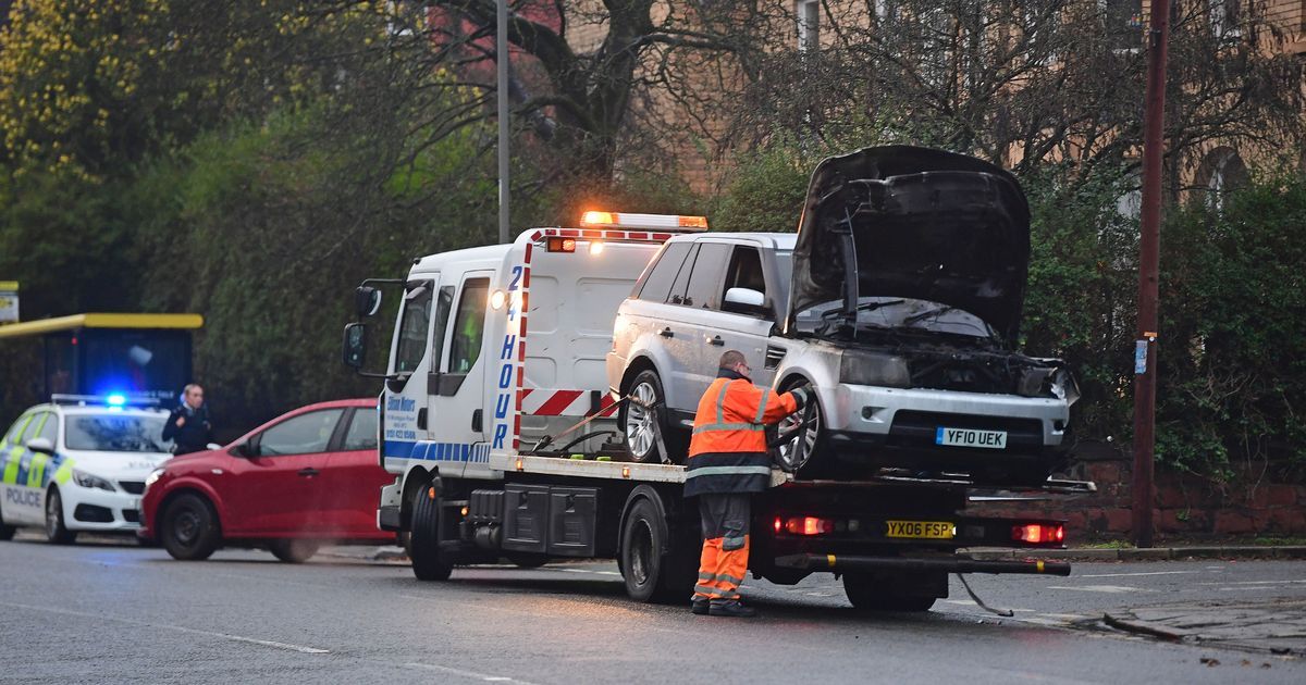 Range Rover crashes into lamp post and bursts into…