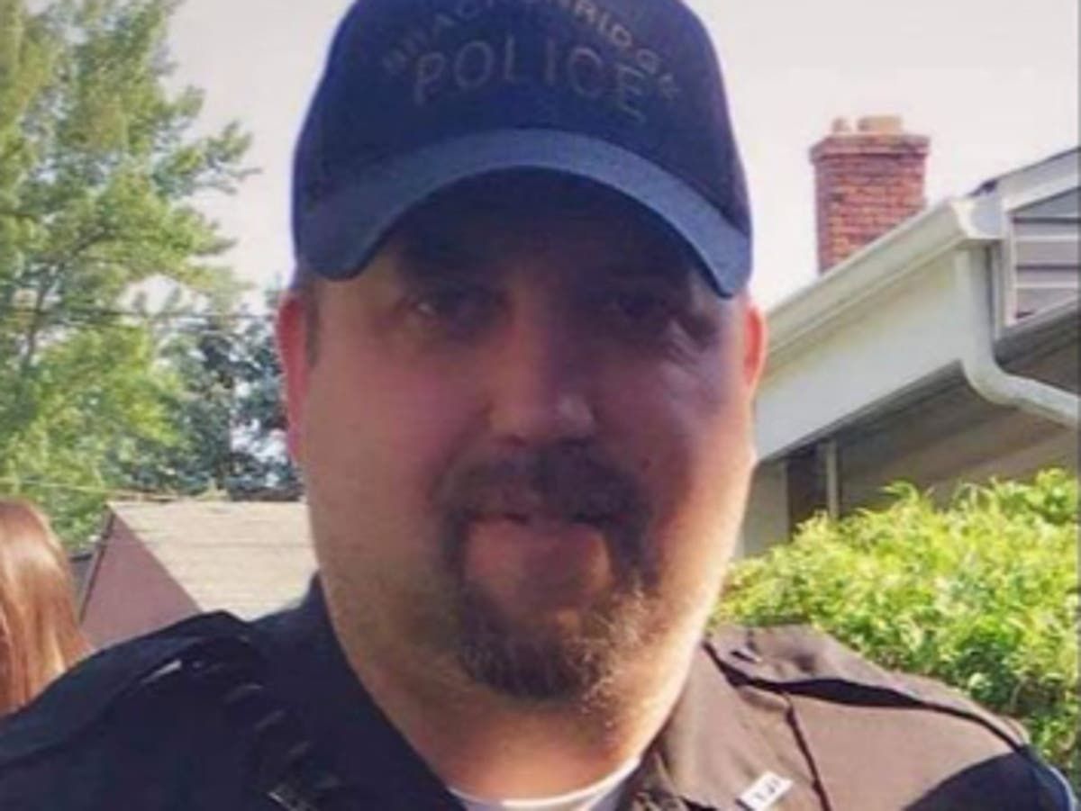 Gunman shot dead after killing police chief and…