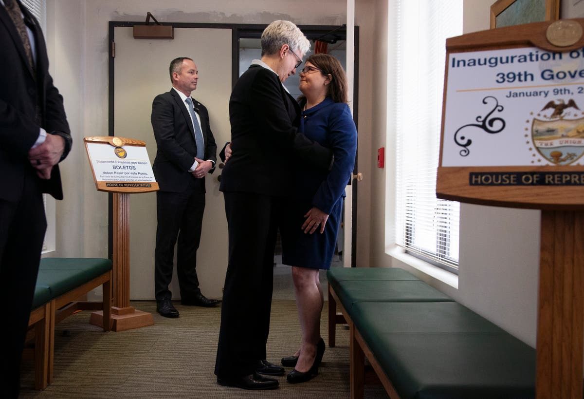 Oregon's new governor sworn in, declares homeless…