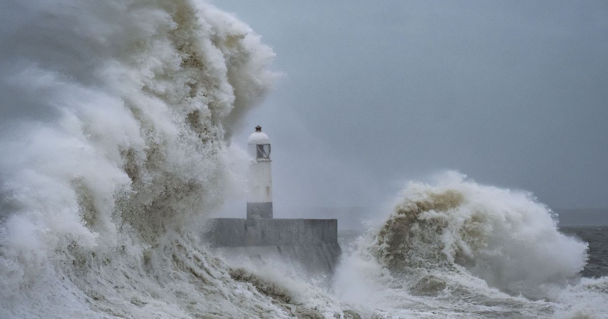 Gigantic wave dwarfs 19-metre-high lighthouse as it…