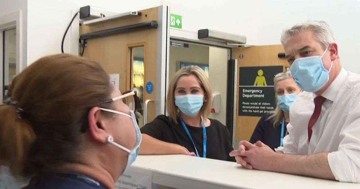 Nurse confronts Health Secretary during hospital visit…
