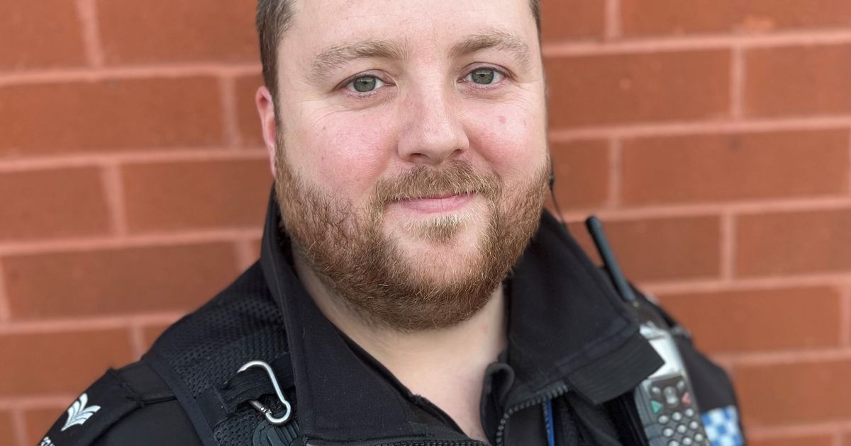 Nottinghamshire police officer holds on to drowning…