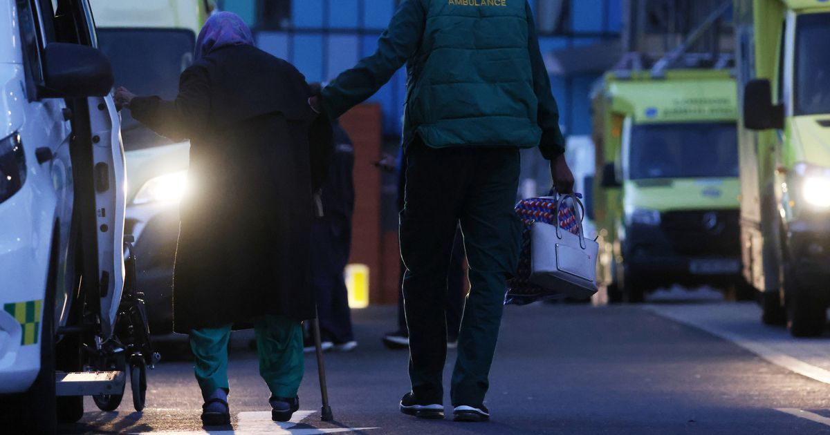 'People are dying after waiting for hours, staff talk…