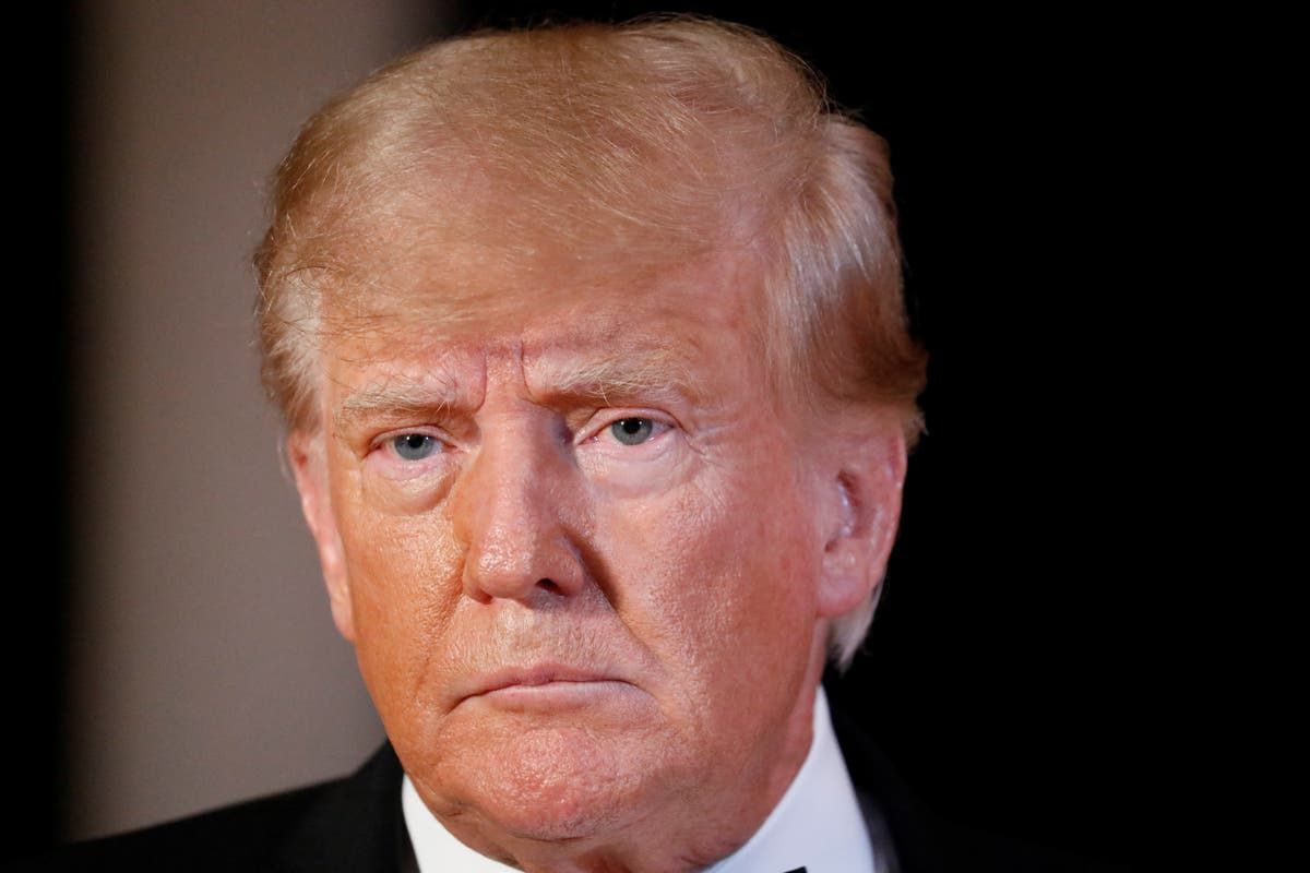 Trump news – live: Trump in mob photo scandal as…